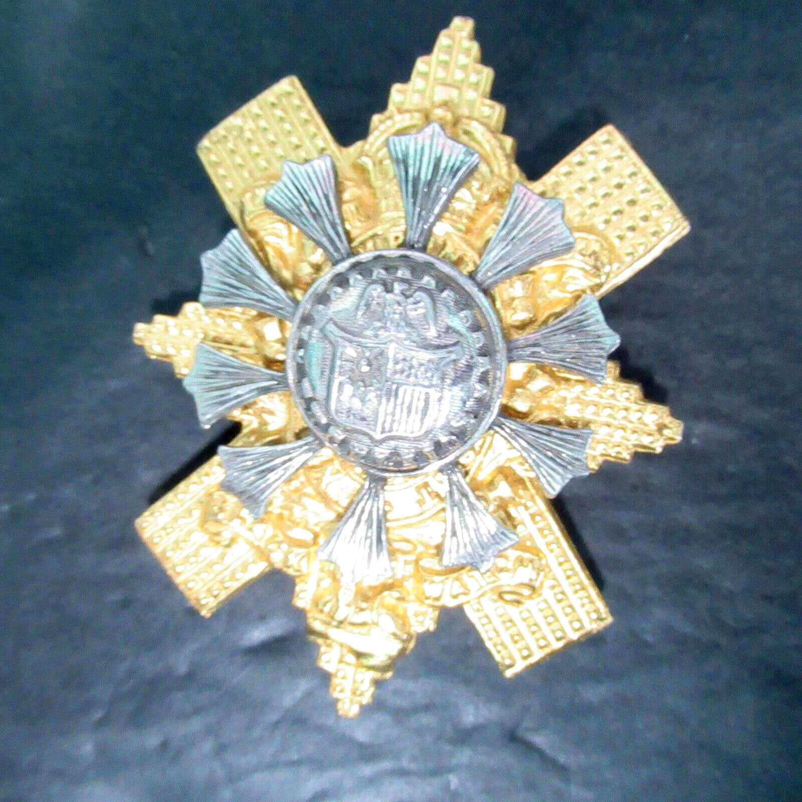 Van Authentics Numbered 3275 Large Crest Shield Brooc… - Gem