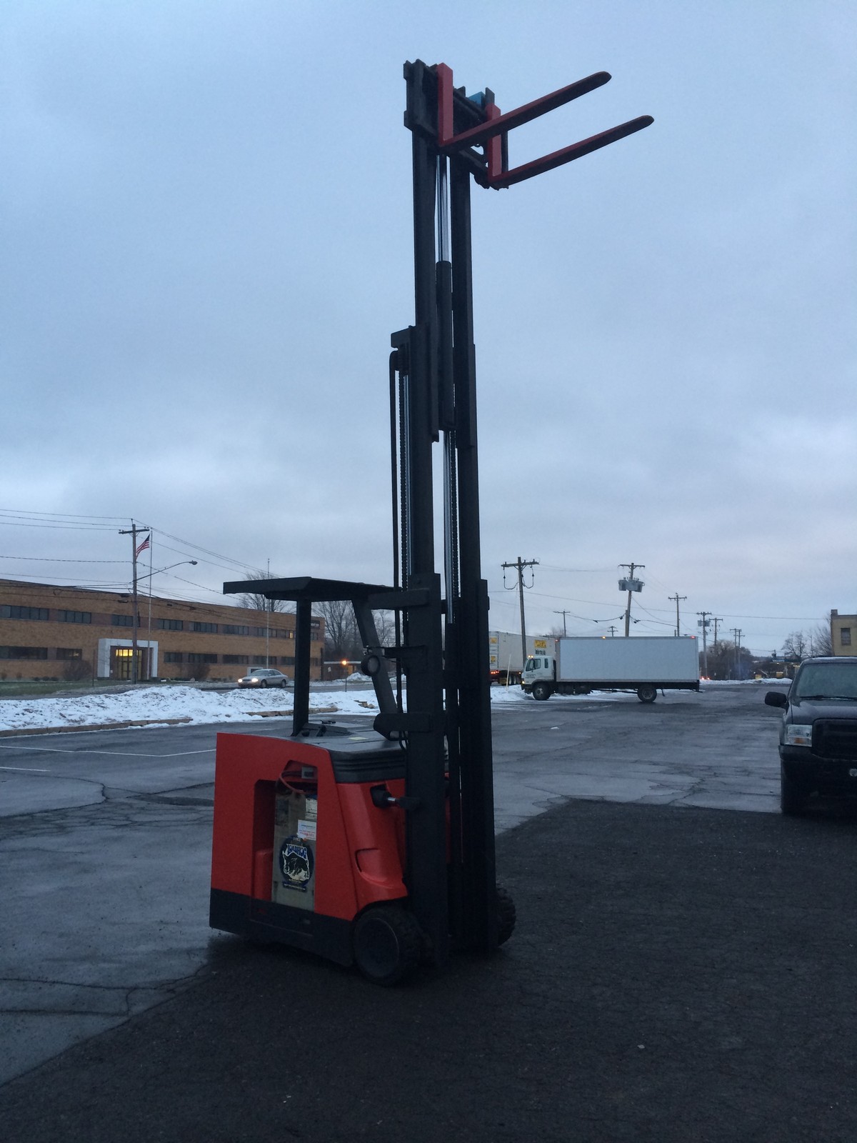 2009 RAYMOND FORKLIFT DOCKSTOCKER 4000# 188" LIFT , 36V W/BATTERY ...