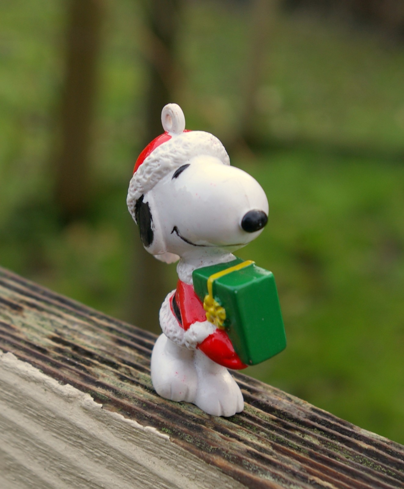 Snoopy Santa Claus Christmas Holiday 2 1/3" Tall Ornament Carrying Gift ...