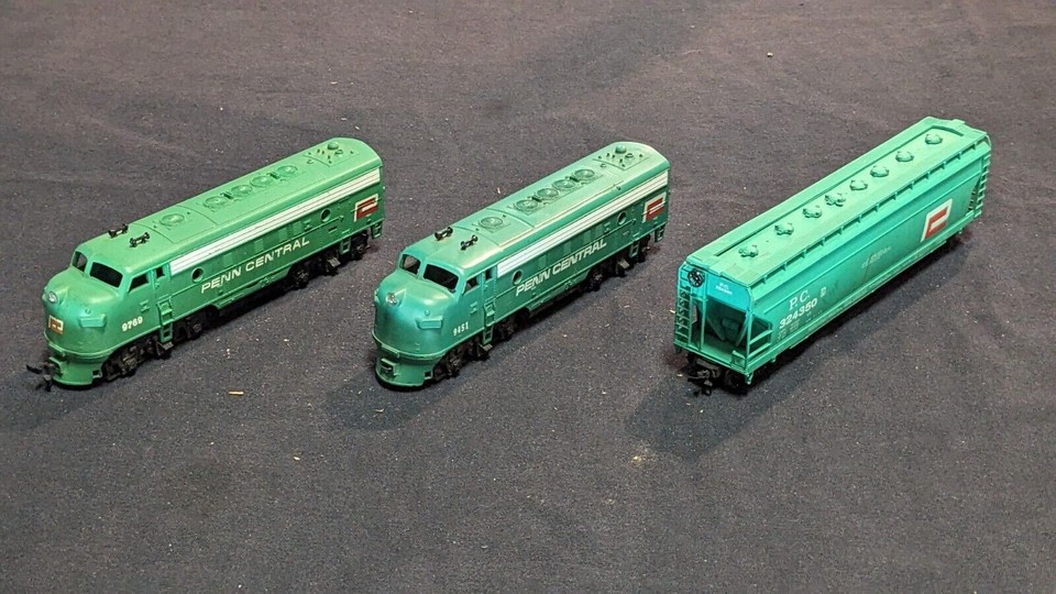 Mantua Tyco HO Penn Central EMD F7 Loco (Parts/Repair) + AHM PC Hopper ...