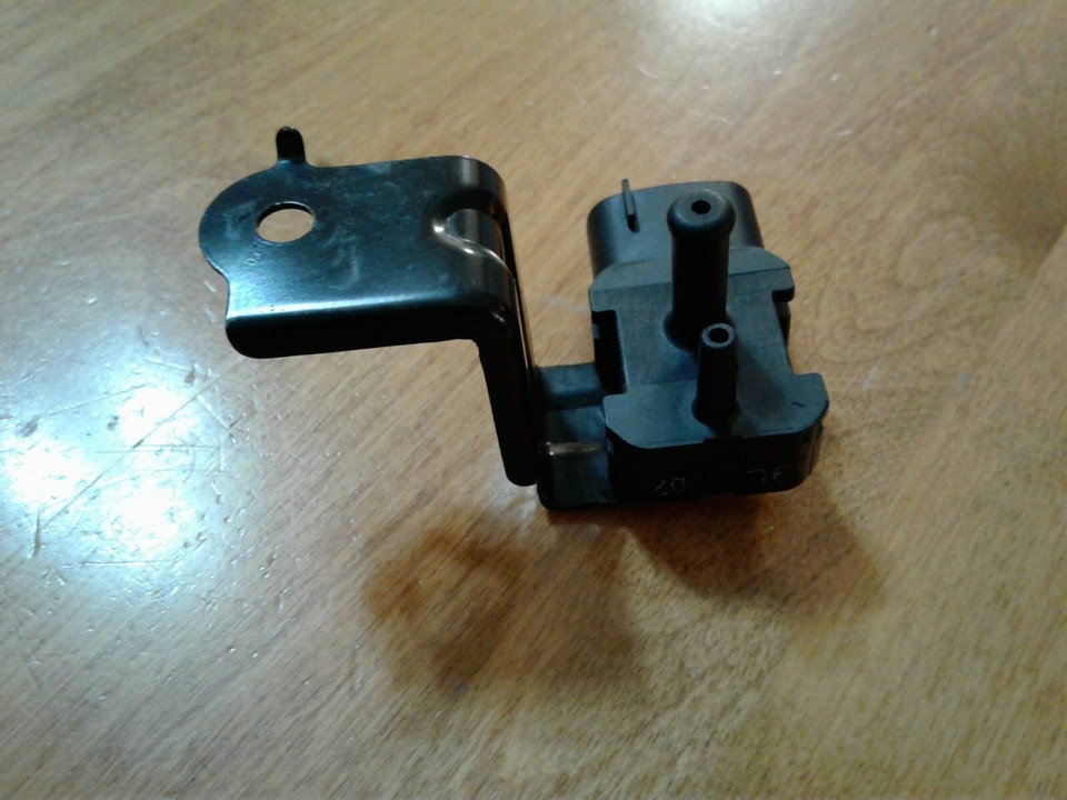 1999-04 TOYOTA CAMRY GENUINE VAPOR PRESSURE SENSOR # 89460-07030 or ...
