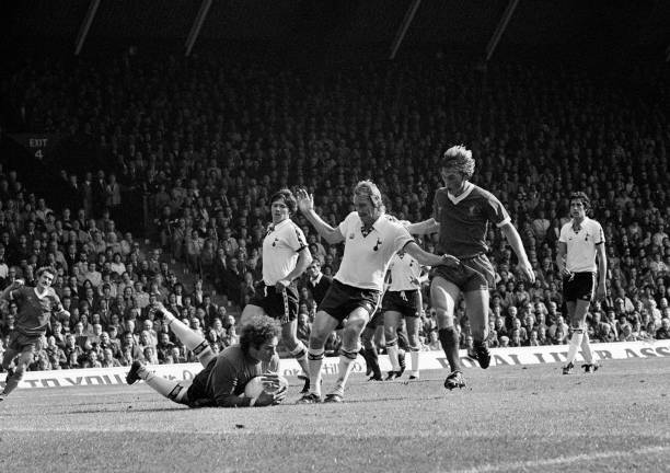 Tottenham Hotspur Goalkeeper Barry Daines Claims The Ball 1978 OLD PHOTO | eBay