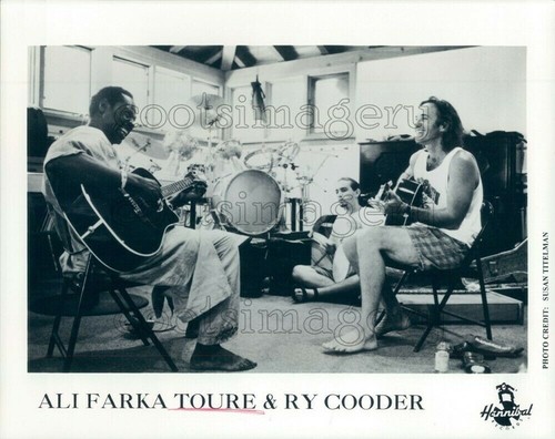 Press Photo Ry Cooder & Ali Farka Toure Play Guitars Together | eBay