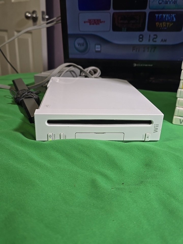 Nintendo Wii, White, Gamecube Compatible With 11 Video Games And No ...