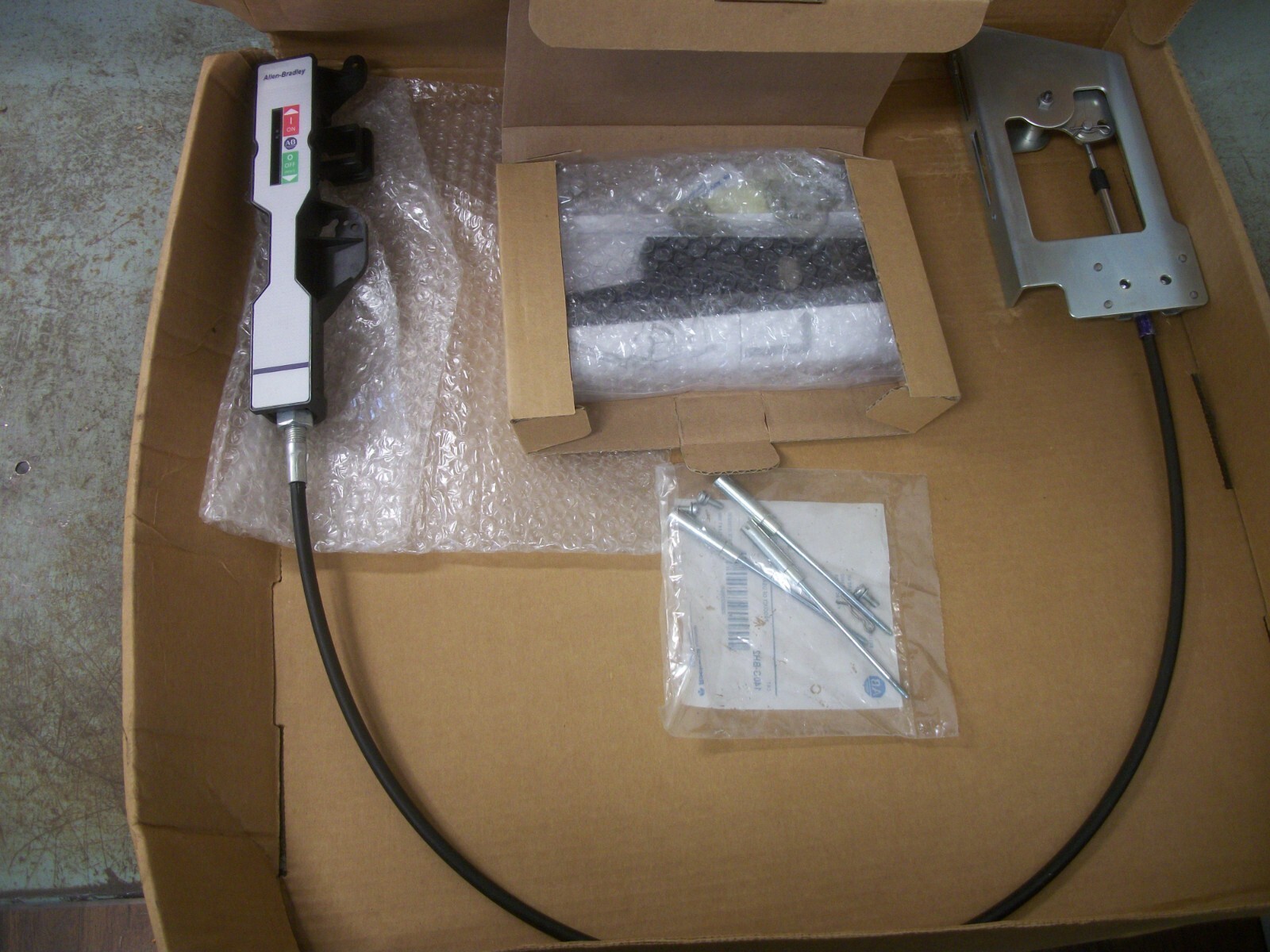 ALLEN-BRADLEY 4FT FLEX CABLE OPERATOR 140G-H-FCX04 NIB | eBay