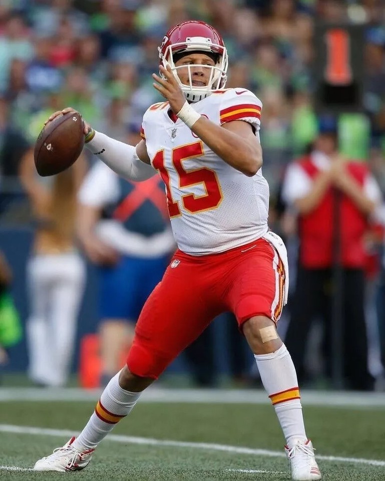 Patrick Mahomes Throwing Ball In Game 4x6 Picture Celebrity Print | eBay
