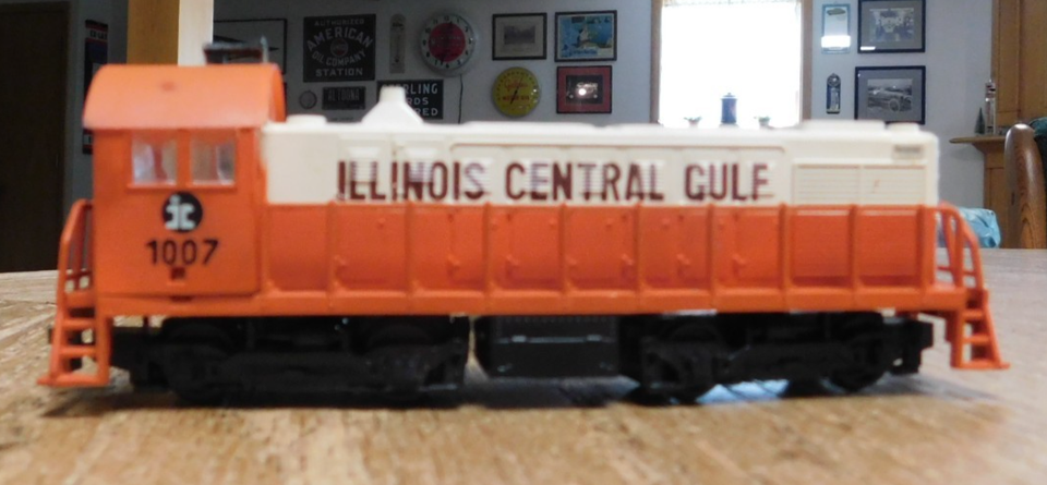 VINTAGE AHM HO DIESEL EMD SW7 LOCOMOTIVE ILLINOIS CENTRAL GULF #1007 ...