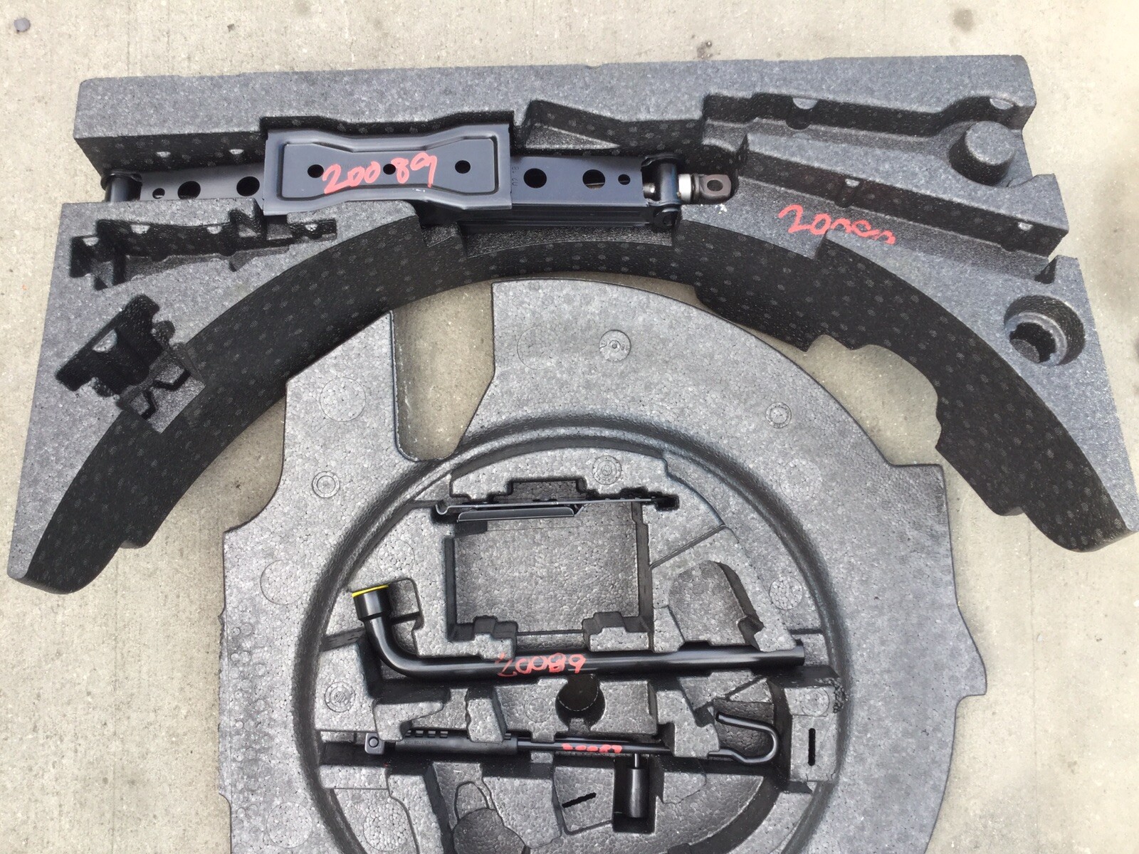 18 LAND ROVER VELAR COMPLETE JACK AND TOOL KIT | eBay