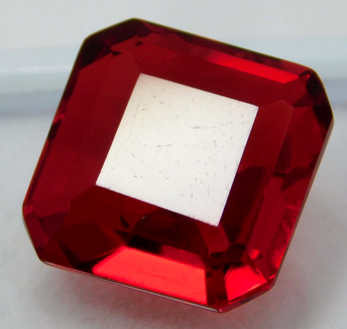 Pierre précieuse en vrac naturelle de 10,75 ct de couleur rouge topaze ...