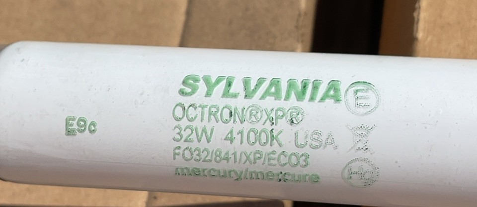 New Box 30 Sylvania Ecologic 3 Octron XP Lamp Tube Bulbs 32W 4100K Bi ...