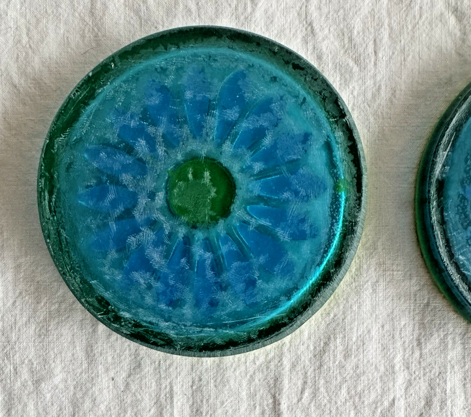 1- VTG MCM BLUE & GREEN DAISY Coaster / Trivet Resin Lucite 60s Boho ...