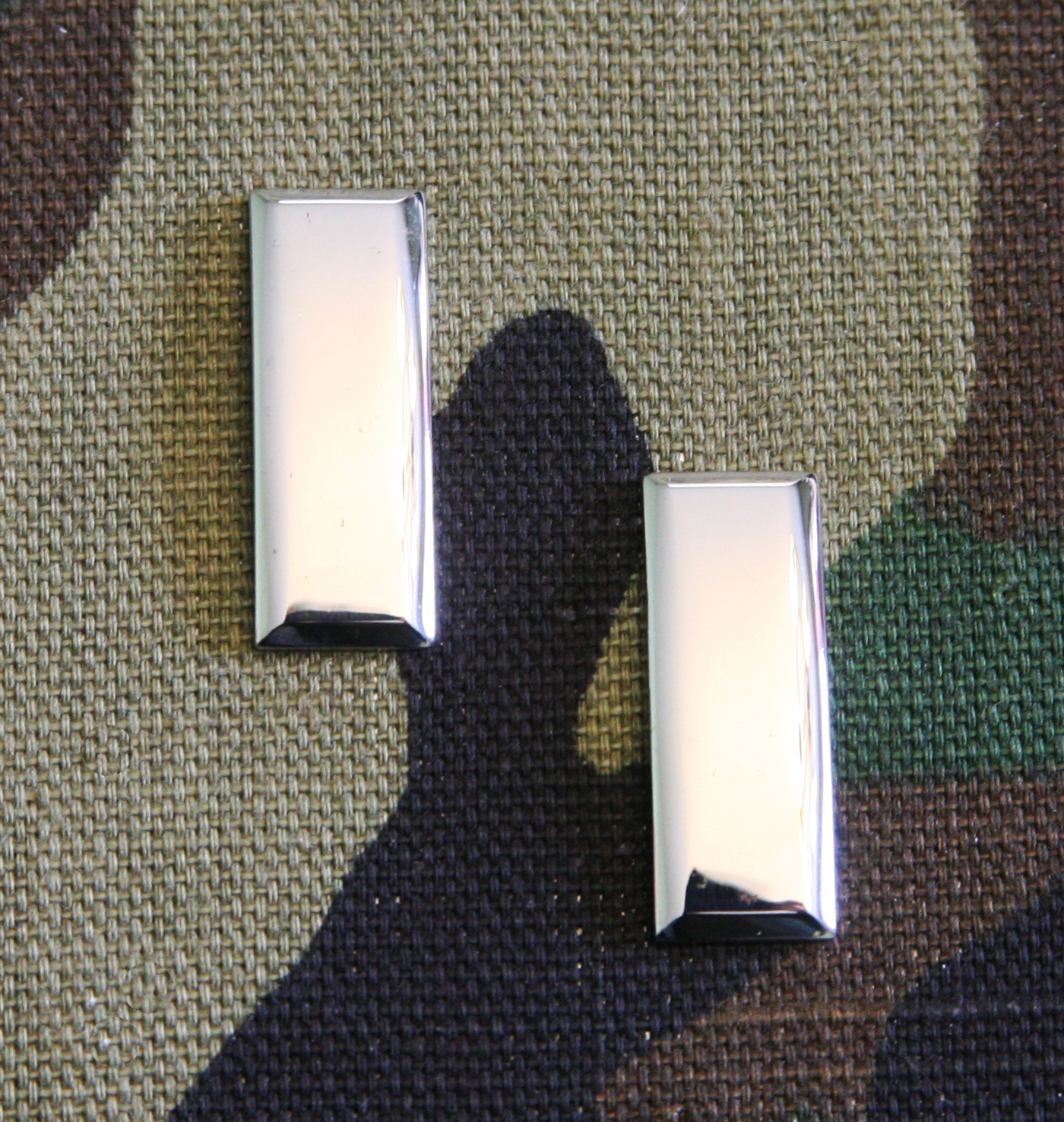 PAIR OF US ARMY USAF FIRST LIEUTENANT O-2 RANK INSIGNIA; REGULATION ...
