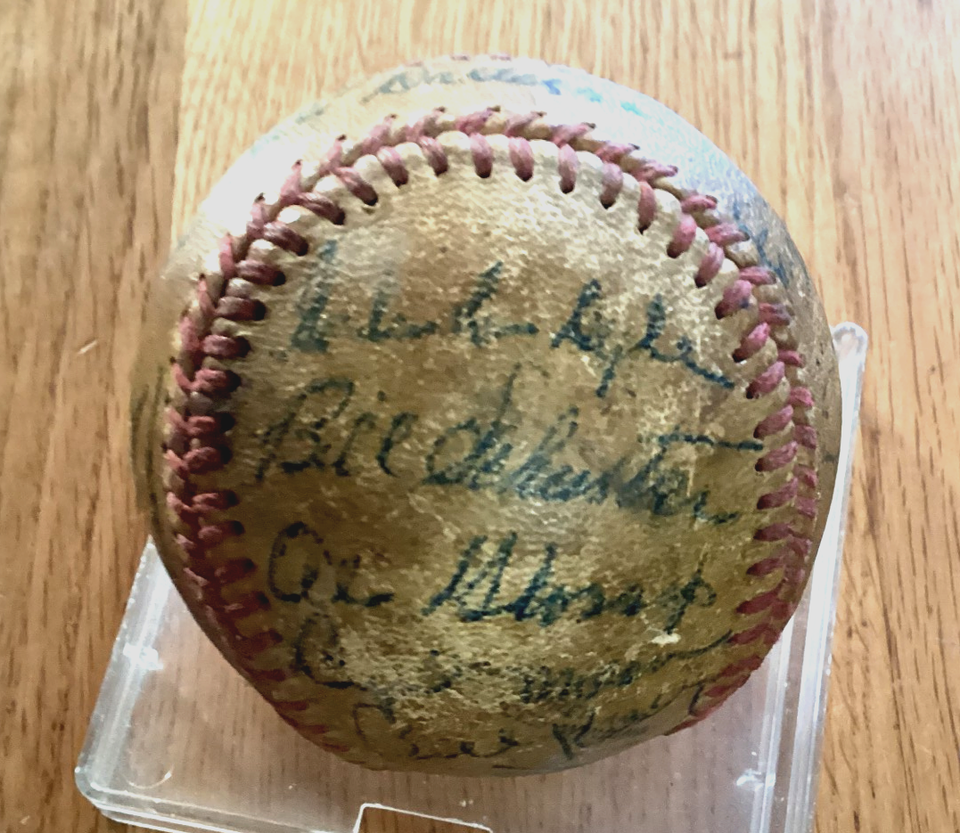 23 AUTOGRAPHS ON REAL MLB OLD BASEBALL MOSTLY UNKNOWN TO ME WAYNE ...