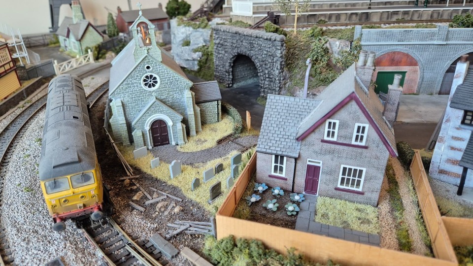 DCC Model Train Set Layout OO Gauge Size 8' x 5' | eBay UK