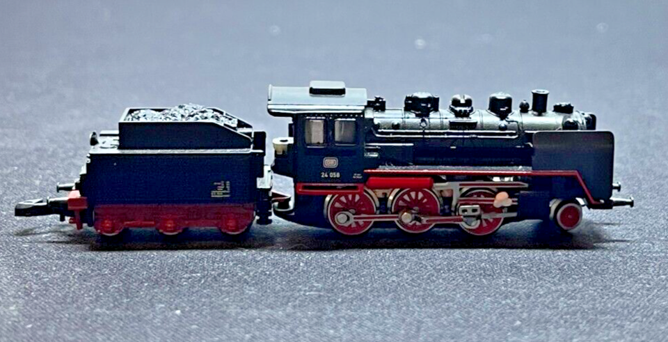 Z Scale Marklin 81560 Rare Starter Set Loco and Tender w/ Track, 220v ...