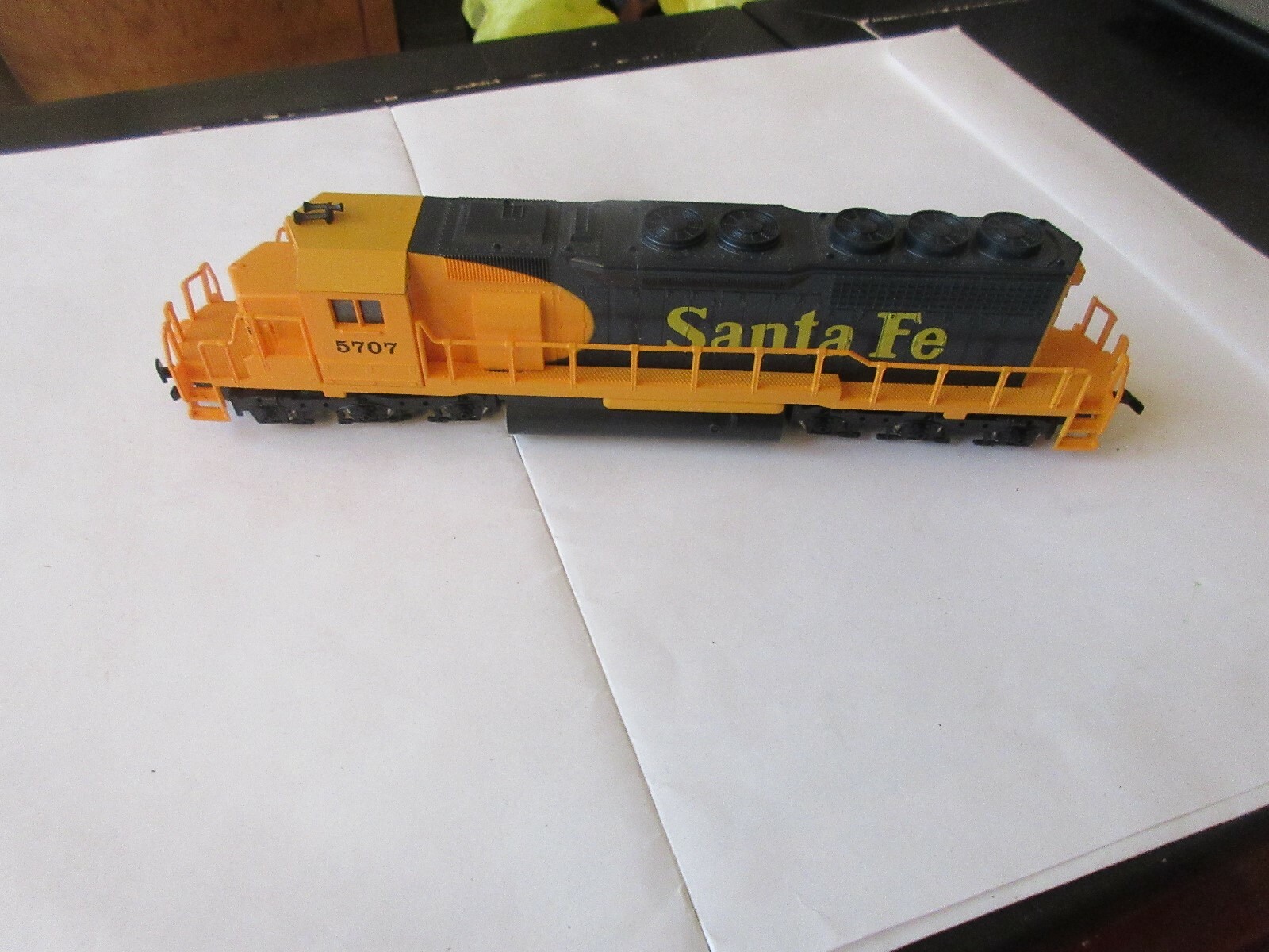 HO Scale , Santa Fe, #5707 , 9" X 1 1/2" X 2 1/2" , Vintage | eBay
