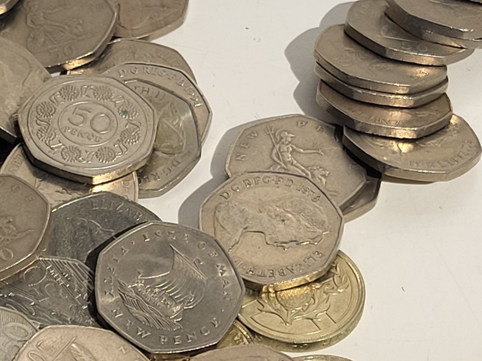Collection of old (large) 50p, old (large) 10p, old two pounds & one ...
