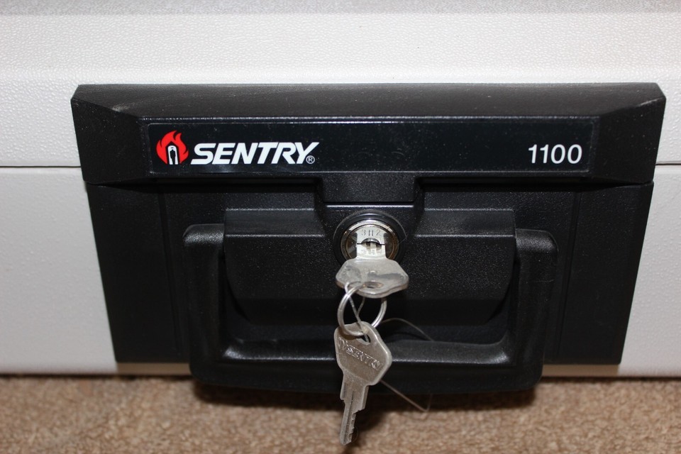Sentry Fire Safe Security Chest 1100 Fire Proof with 2 keys - used but ...