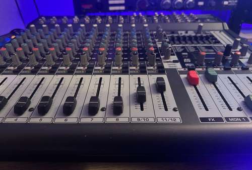 Behringer EUROPOWER PMP3000 1,200watt 16-Channel Mixer for PA Speakers ...