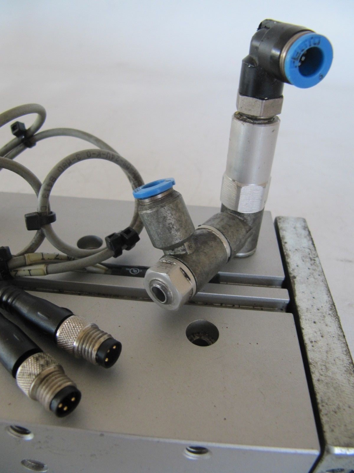 Festo Pneumatic Slide Cylinder Position Sensors DFM-25-100-P-A-GF ...