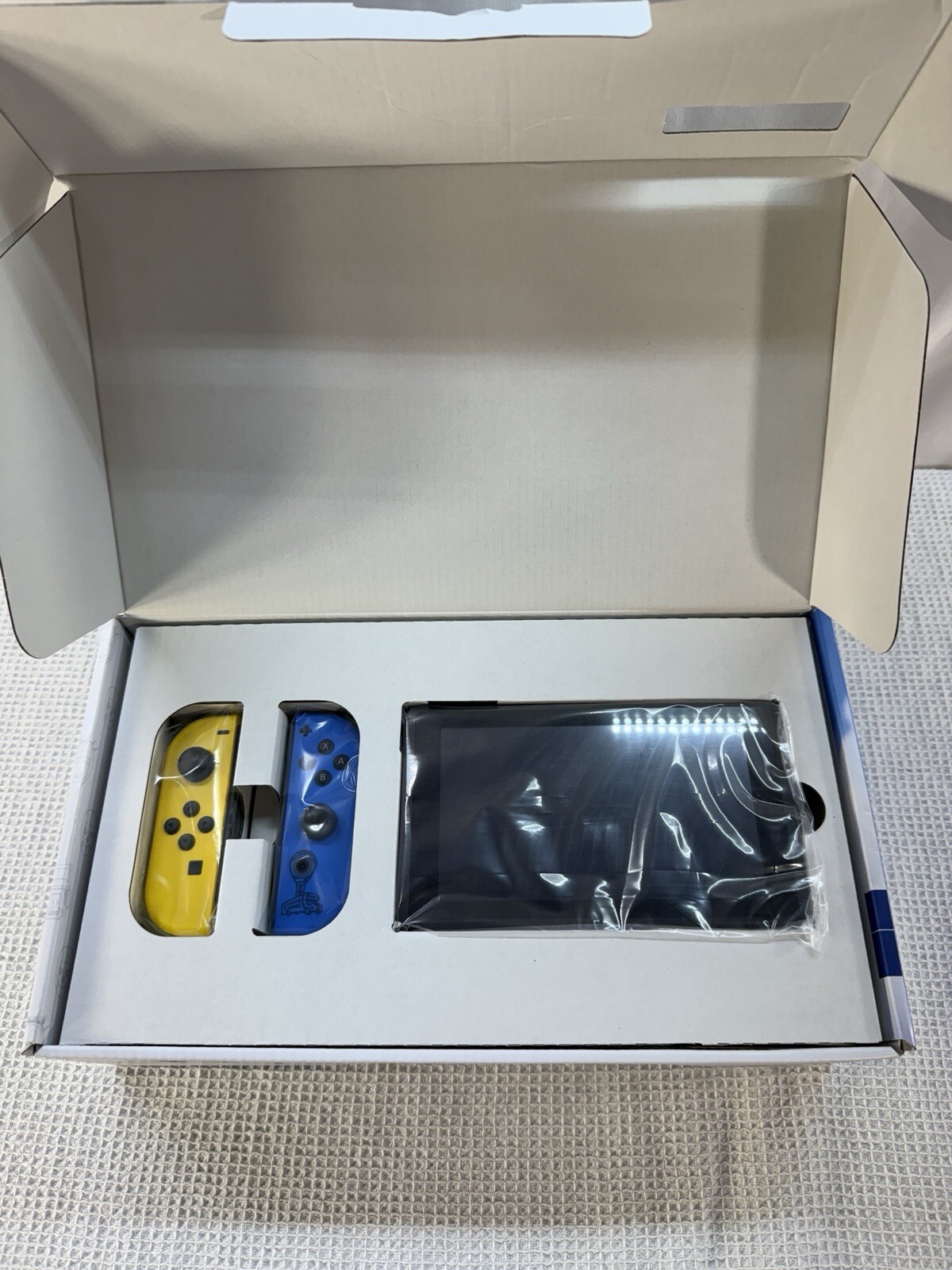 🔥 Nintendo Switch Console +Yellow/Blue JoyCon Fortnite Wildcat Bundle ...