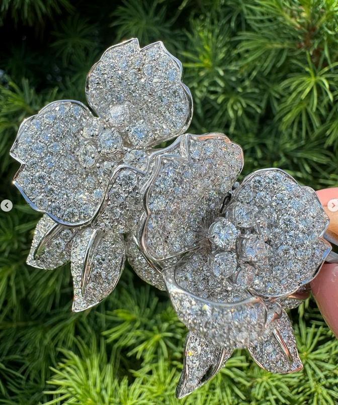 Amazing 18k White Gold 16ctw Round Diamond Covered Large Flower Omega ...