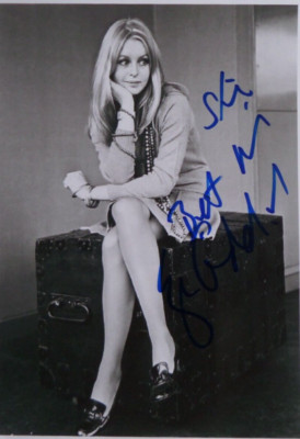LISA GODDARD AUTOGRAPHED 7 X 5 PHOTOGRAPH. | eBay UK