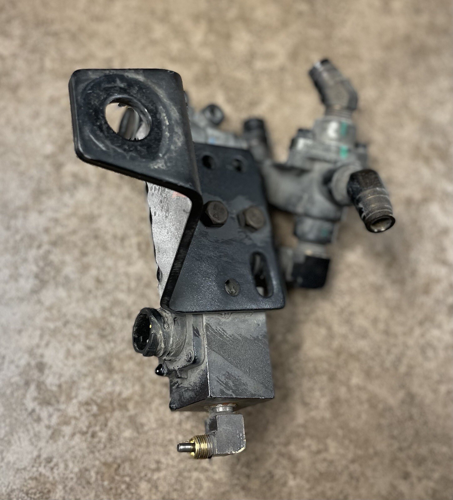 Bendix Paccar VALVE WITH BRACKET 08-03357 / 1-243641-D / 914231 *READY ...