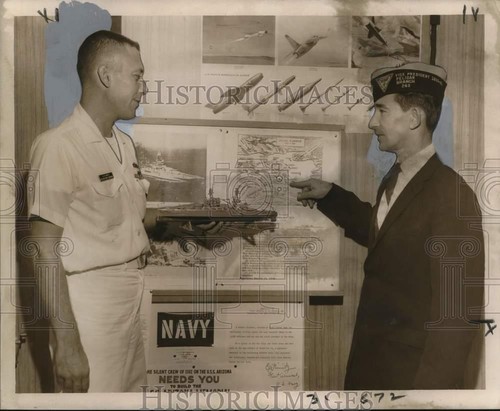 1959 Press Photo Robert Edgecombe points out Pearl Harbor spot to ...