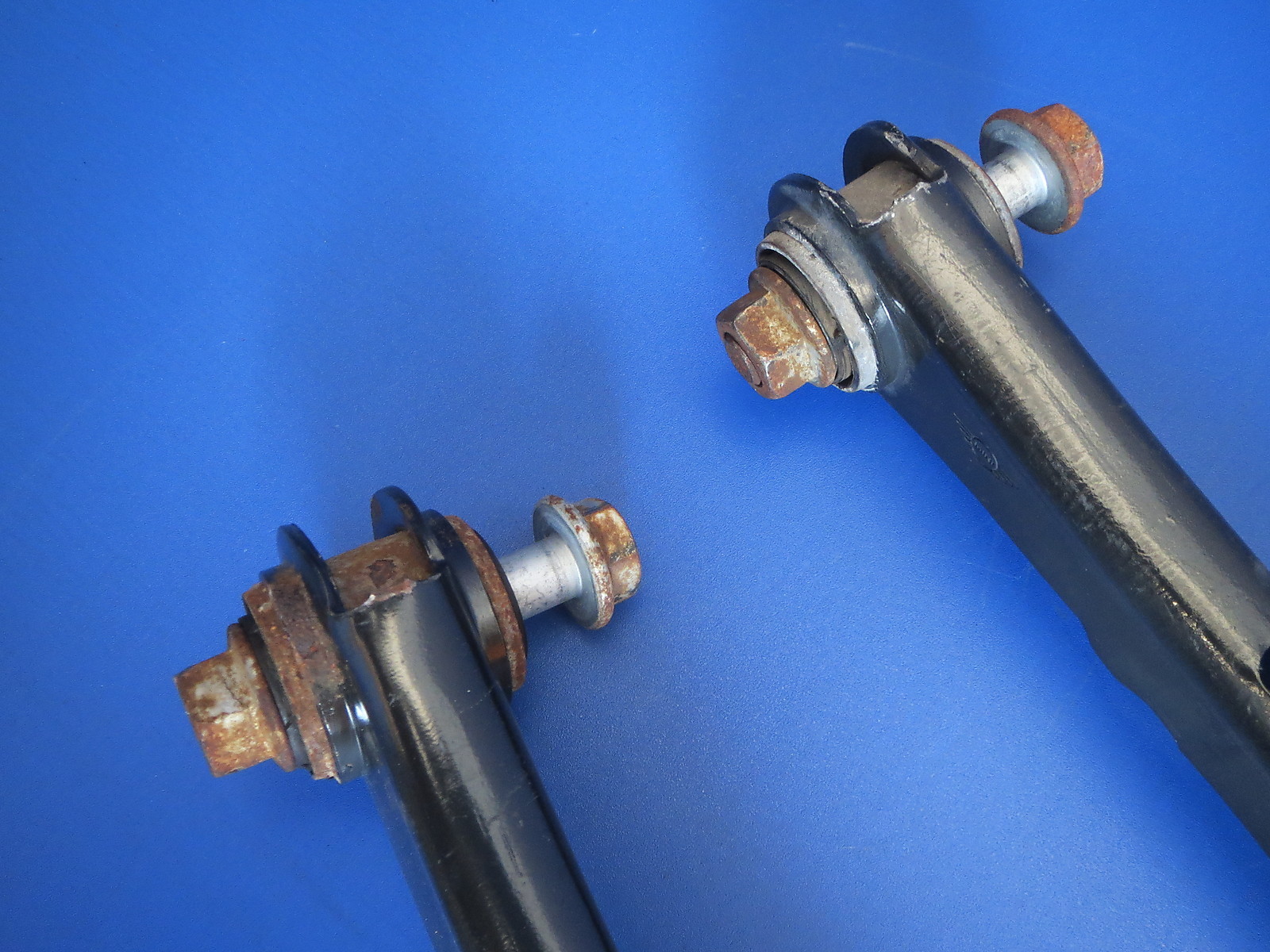 2010 MINI COOPER R56 RIGHT REAR PASSENGER SIDE CONTROL ARM ARMS W/ BOLT ...