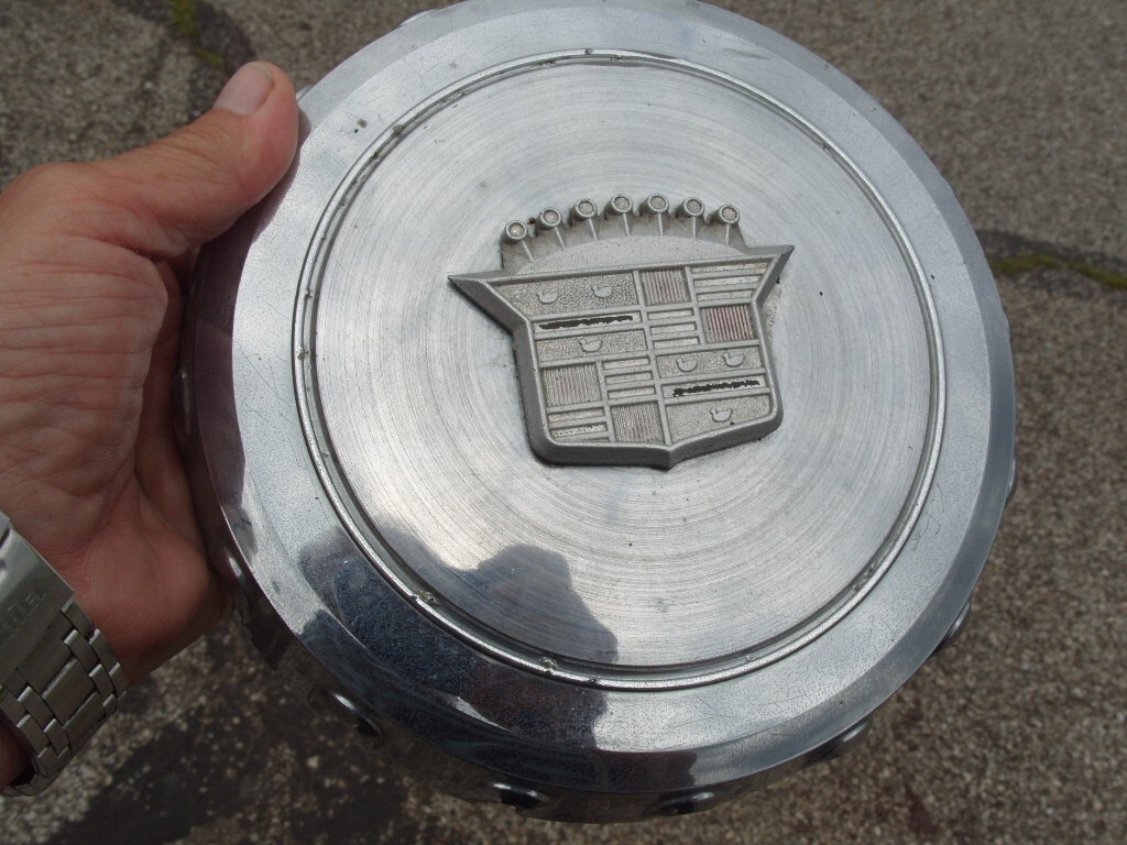(1) 16725 / 253786 chrome wire wheel center cap 75-85 Cadillac | eBay