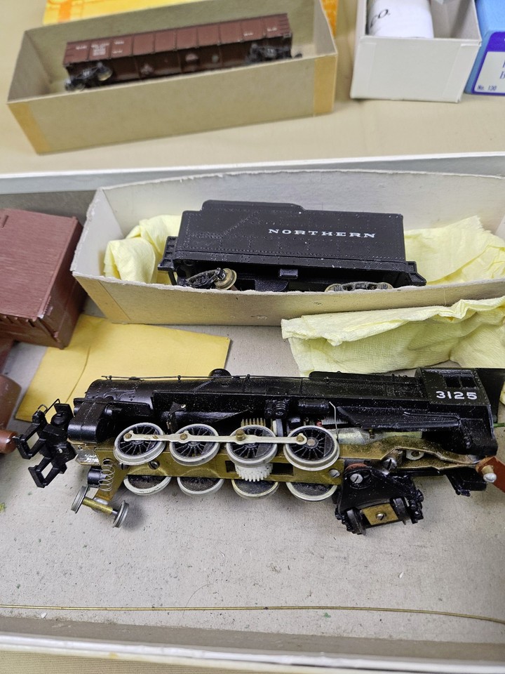 Variety lot of HO train cars & 1 engine w/ tender. Most are diecast ...