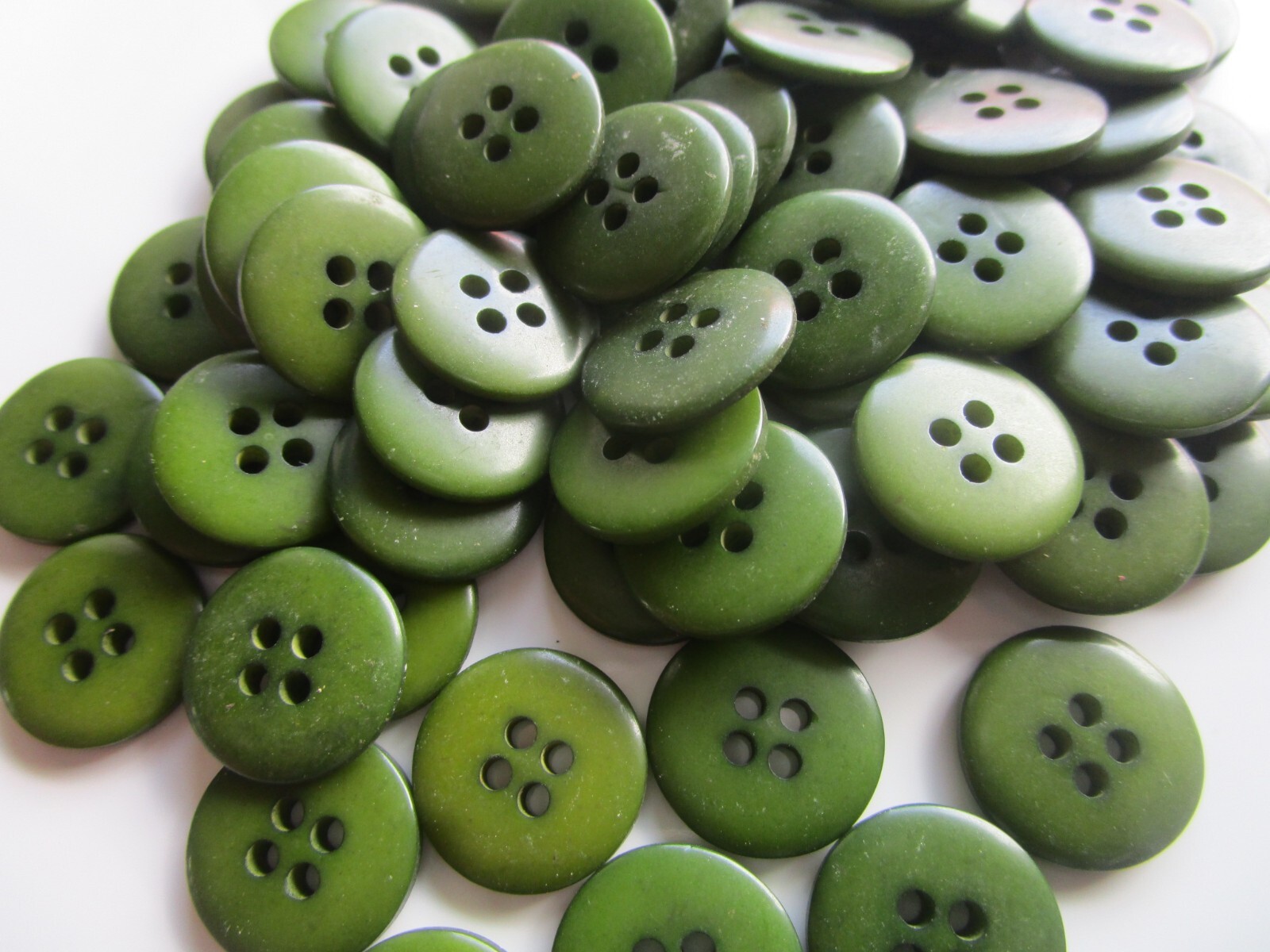 10/50 STK. HORN KNOPF APPLIKATION IN BESTER QUALITÄT OLIVENGRÜN 1.5CM ...