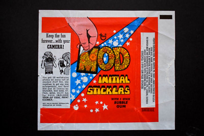 1972 TOPPS *MOD INITIAL STICKERS* WAX WRAPPER (Free Camera ad) **RARE ...