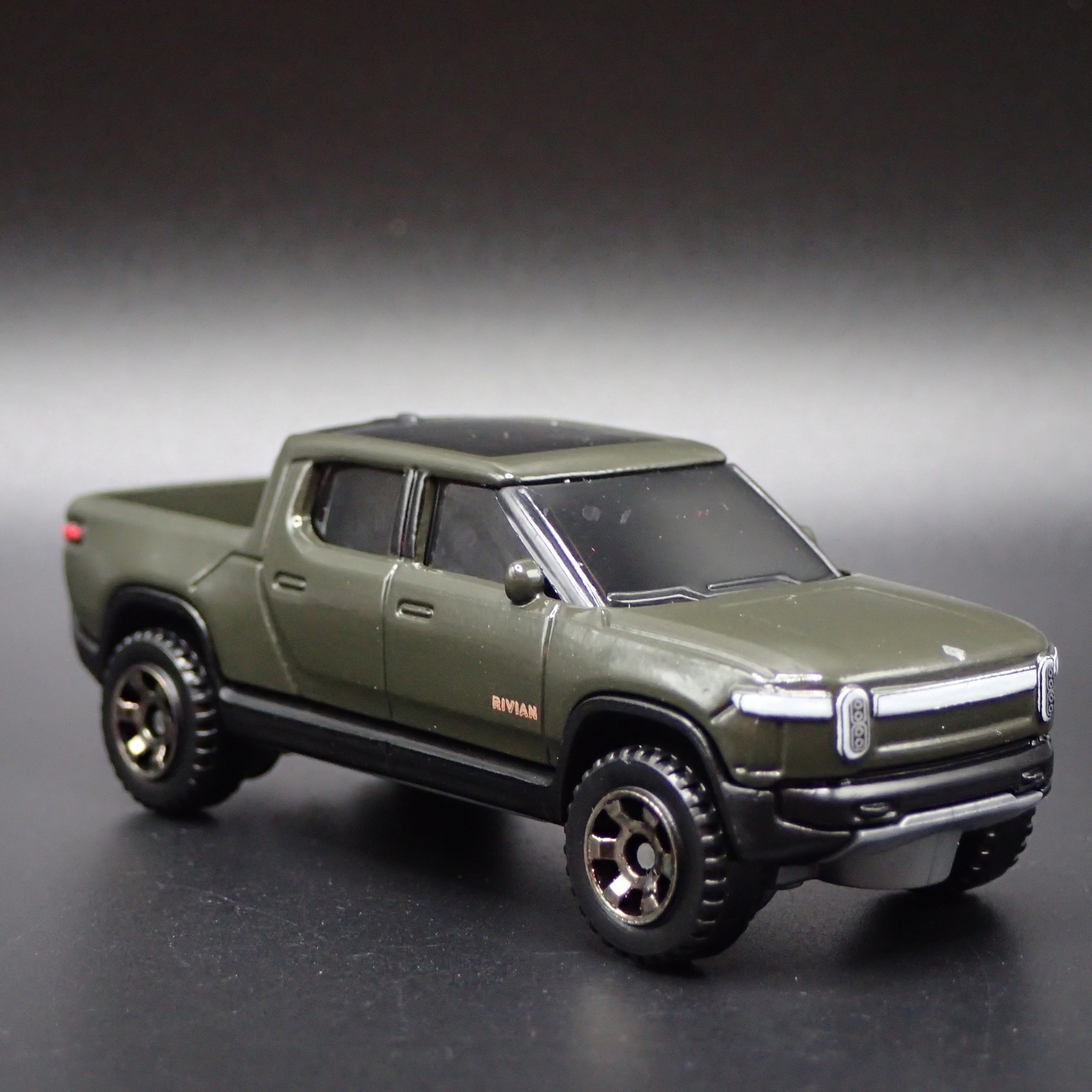 2022-2024 RIVIAN R1T ELECTRIC PICKUP TRUCK 1:64 SCALE DIORAMA DIECAST ...