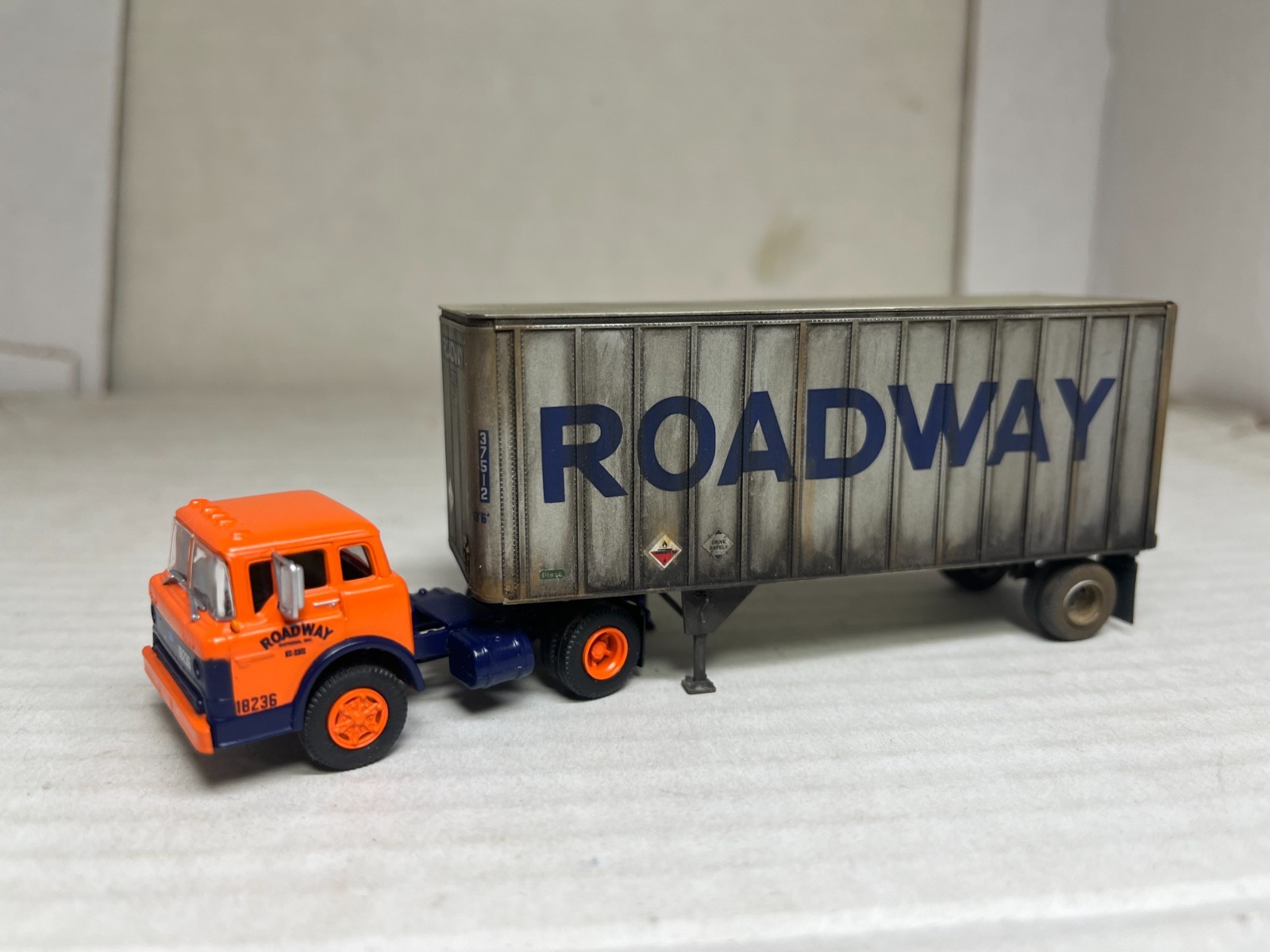 ATHEARN HO 1/87 FORD C500 TRUCK TRACTOR & WEATHERED 28' ROADWAY PUP ...