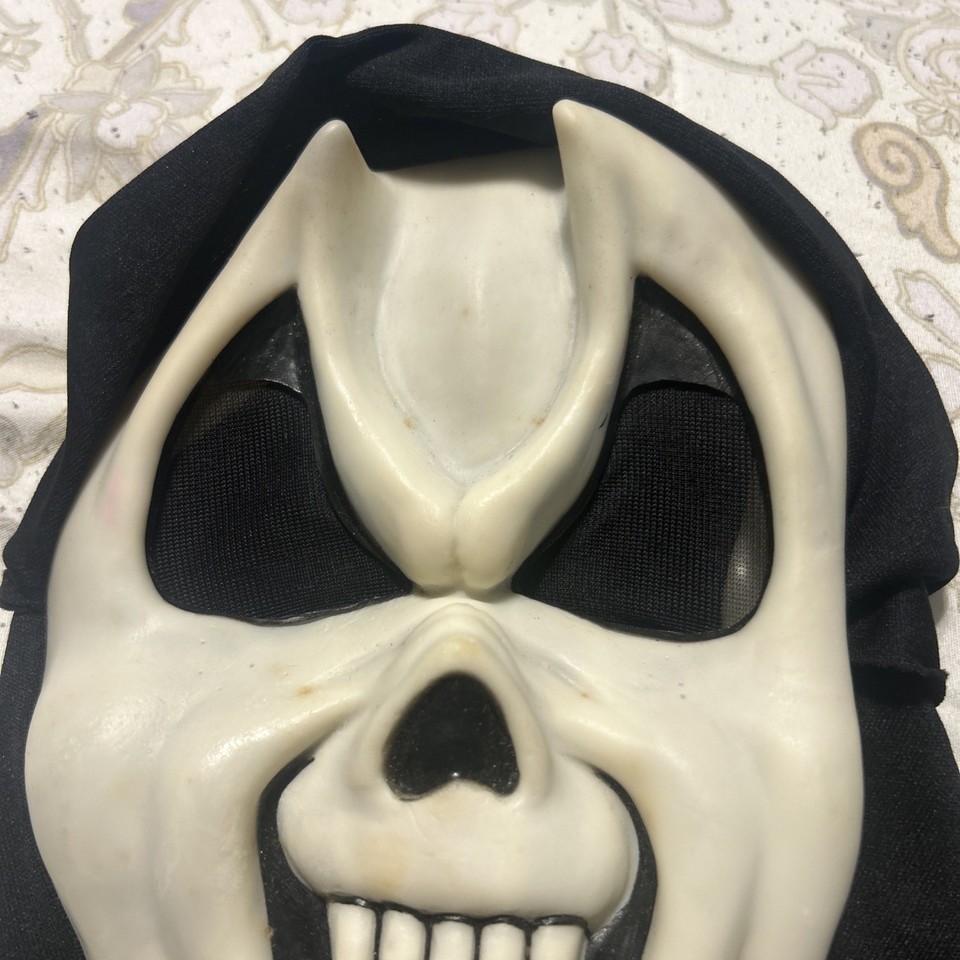 Easter Unlimited Inc Scream Ghost Face Vampire Teeth Glowing Halloween ...