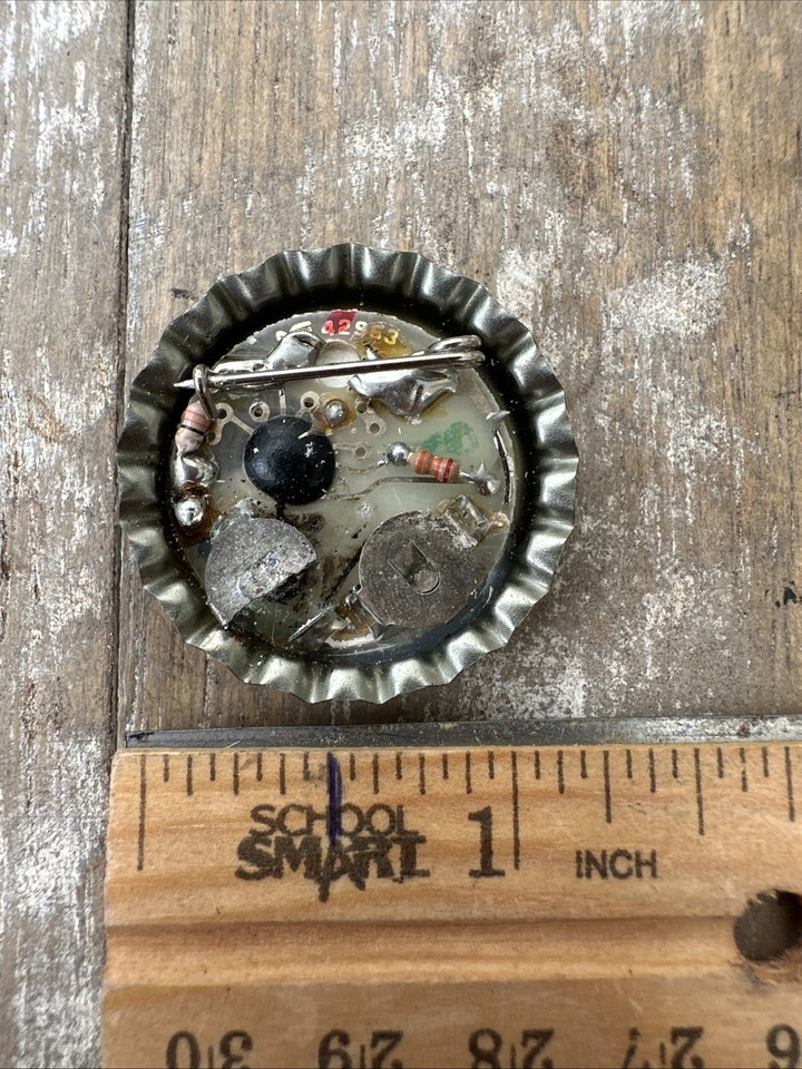 Miller Lite Beer Flashing Blinking Light Bottle Cap Button Pin Back NOT ...