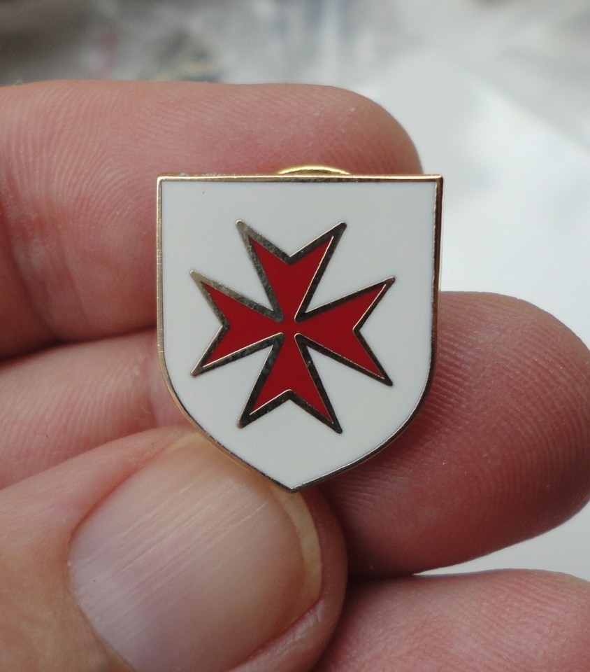 Pre-Owned Enamel Knights Templar Red Maltese Cross Pin Badge Shield ...