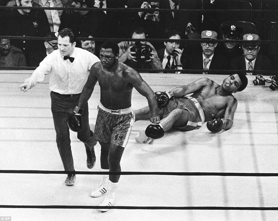 Muhammad Ali Knocked Down by Frazier Classic Boxing Fight Picture Photo ...
