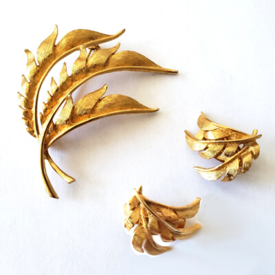 Torino Gold Toned Pin Brooch + Matching Earrings Leafy Plume Art ...