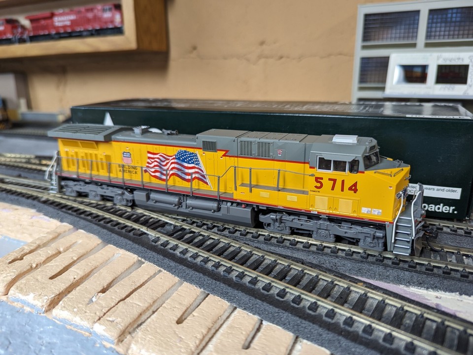 CS: Kato GE AC4400CW UP Union Pacific #5714 w/Flag Logo - Item #37-6433 ...
