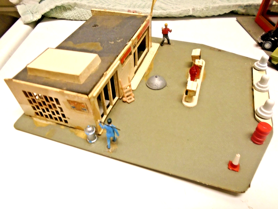 (3) TYCO-HO ESSO Gas Station,USED CAR LOT,DRUG STORE w/WIKING& HERPA ...