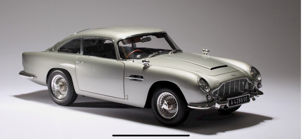 James Bond 007 DB5 1:8 Model 86 Parts and all magazines and blueprints ...