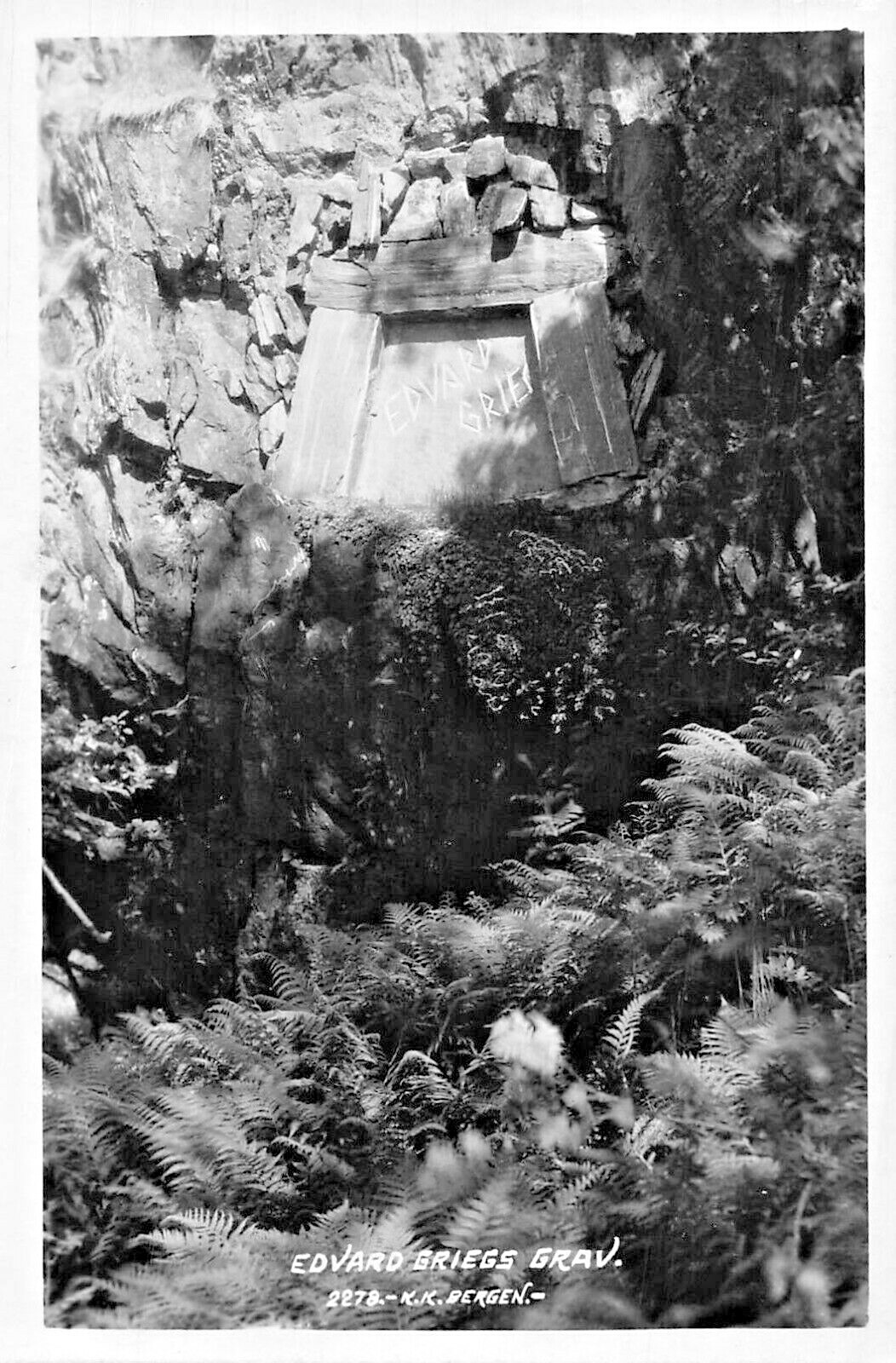 EDVARD GRIEG~GRAVE + KOMPONISTHYTTEN PA TROLDHAUGEN-LOT OF 2 PHOTO ...