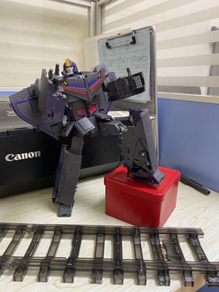 New RP-44 Astrotrain Thomas Triple Changers Big Train Figure FT In ...