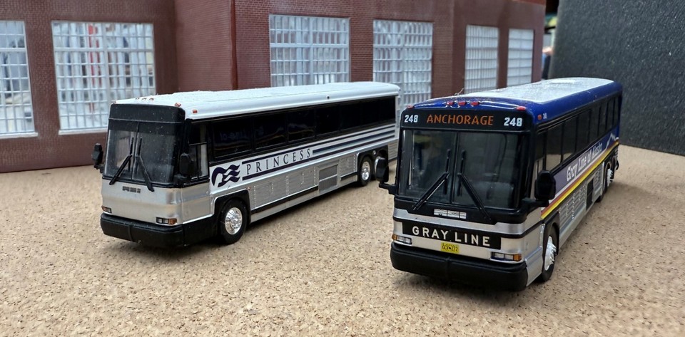 2 HO scale Iconic Replicas Diecast motorcoaches Gray Line of Alaska ...
