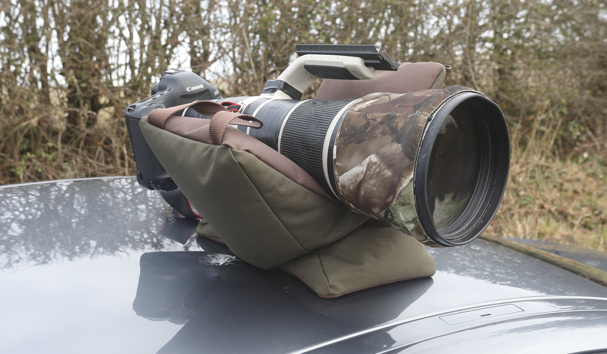 GRAPPLER CAMERA BEAN BAG. A large U shaped bag for telephoto lenses ...