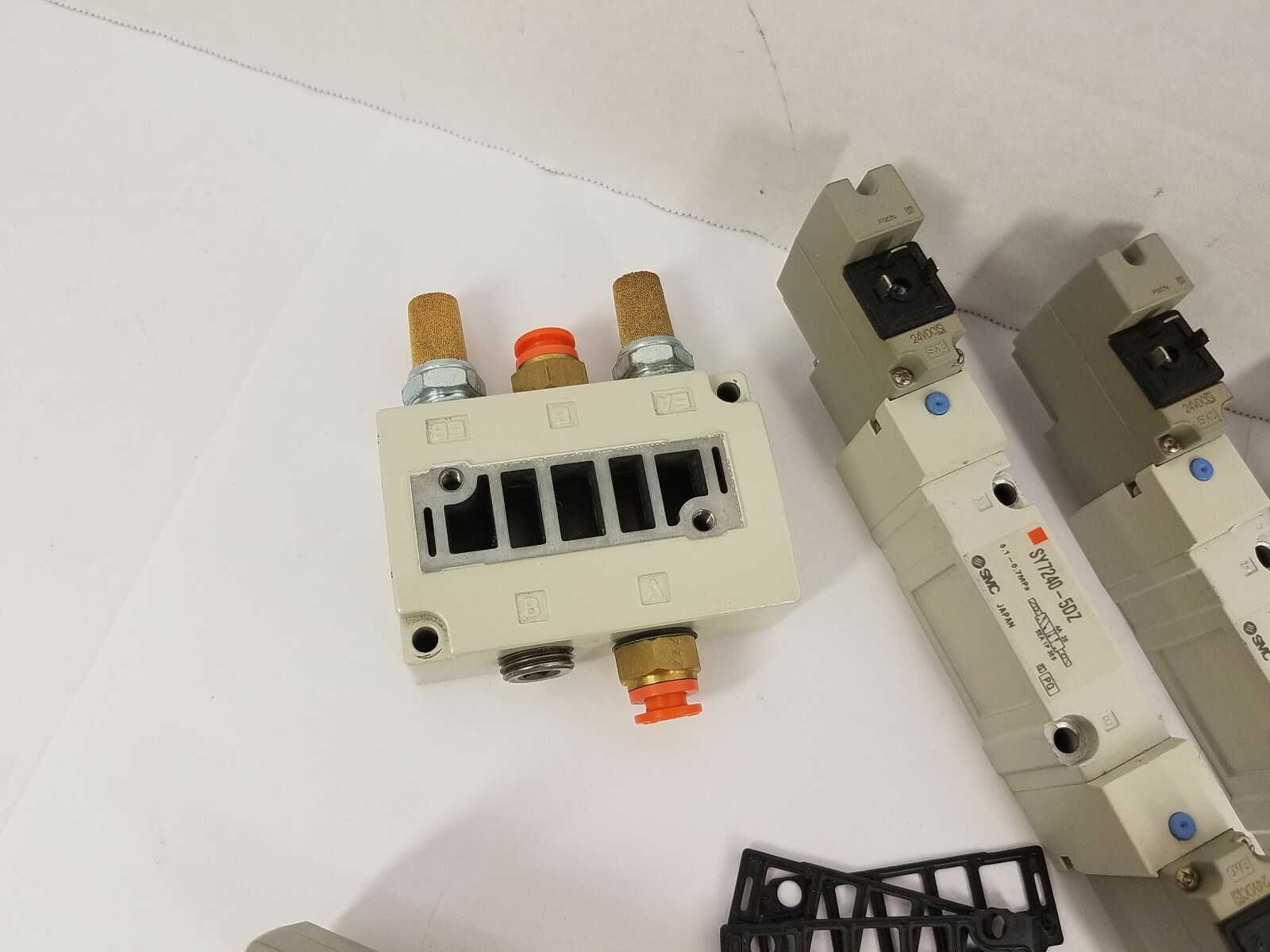 SMC Air Valves Lot - (3) SY7240-5DZ, (1) SY7240-5DZ-02N, (1) SY7140-5DZ ...