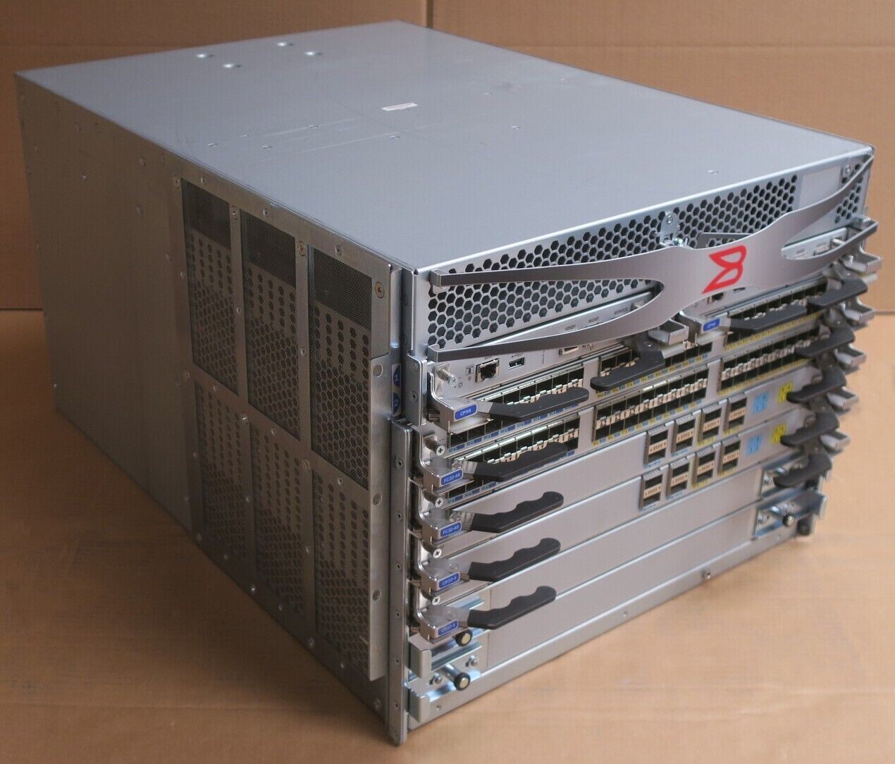 Brocade X6-4 4-Slot Gen6 8U Director + 2x FC32-48 2x CPX6 2x CR32-4 ...
